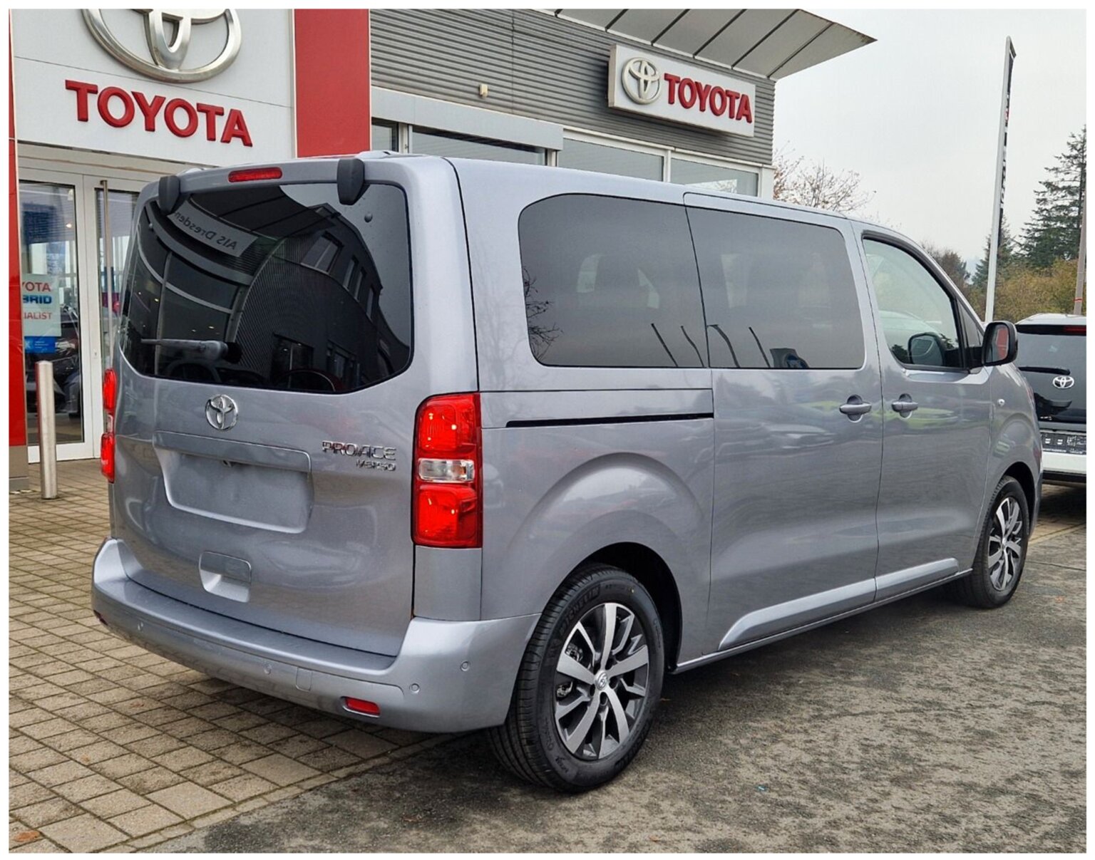 オススメ並行輸入車 ディーラー新車在庫｜新型トヨタ プロエース ヴァーソ Team Deutschland L1 8人乗り 8AT 左ハンドル ...