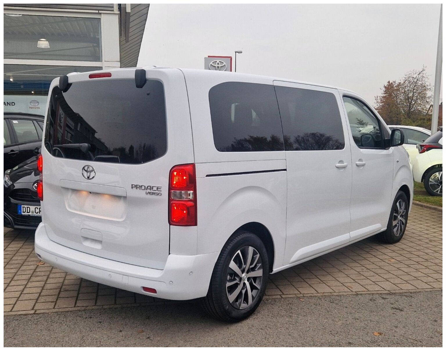 オススメ並行輸入車 ディーラー新車在庫｜新型トヨタ プロエース ヴァーソ Team Deutschland L1 8人乗り 8AT 左ハンドル ...