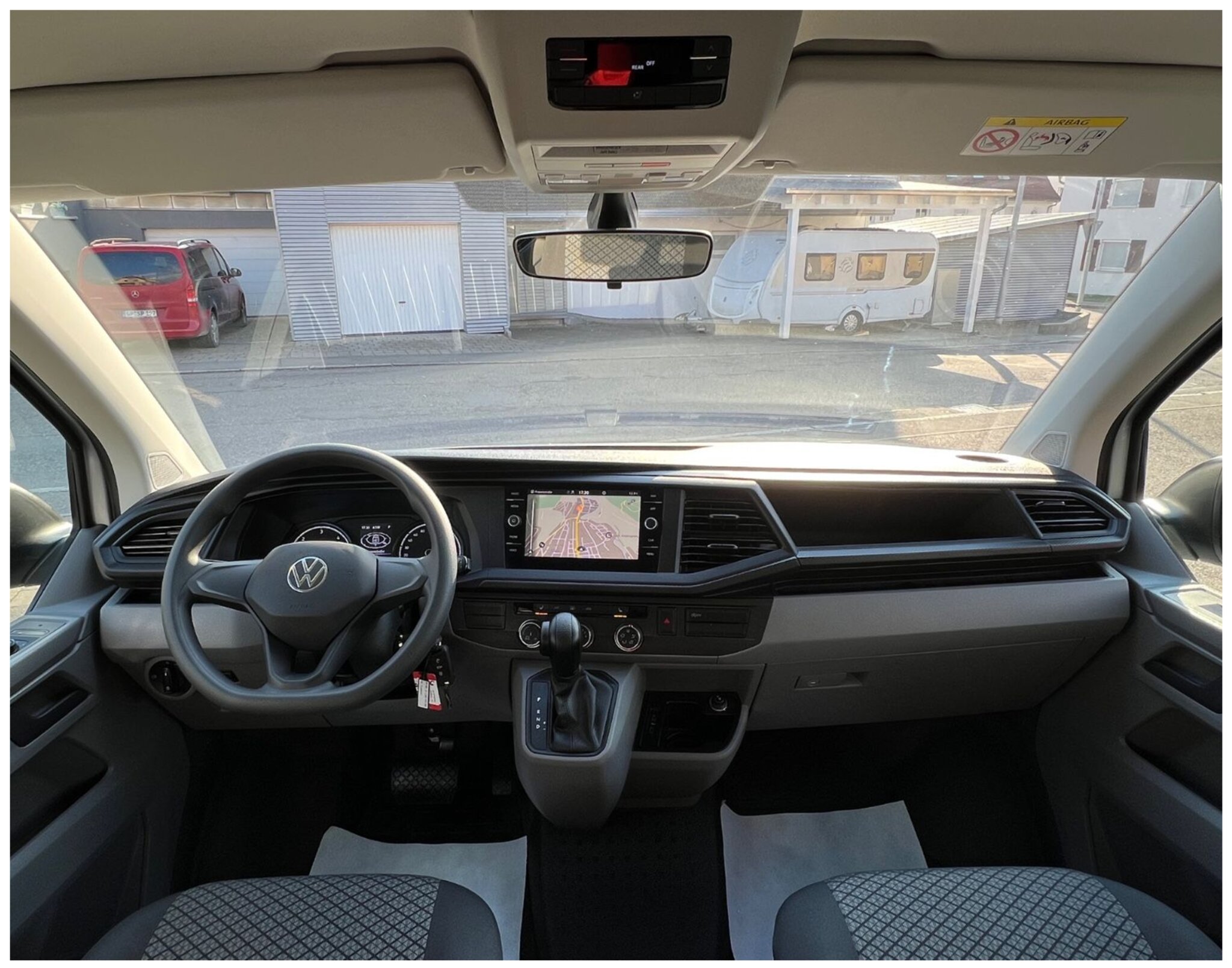 オススメ並行輸入 ディーラー中古車在庫｜ 希少観音開きバックドア！フォルクスワーゲン T6.1 カラベル 2.0TDI 150PS 8人乗り ...